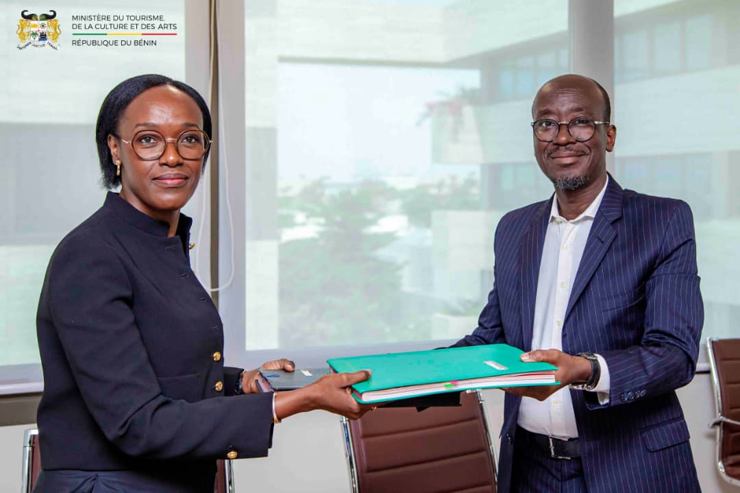 Le Ministre ABIMBOLA présente les grandes réalisations et passe le ...
